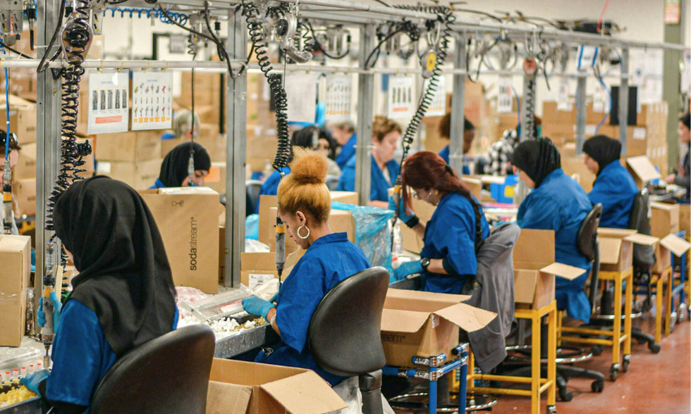 AAVA Swimsuit Imogen Cross-over vrouw badpak zwart van Econyl | Sophie ...